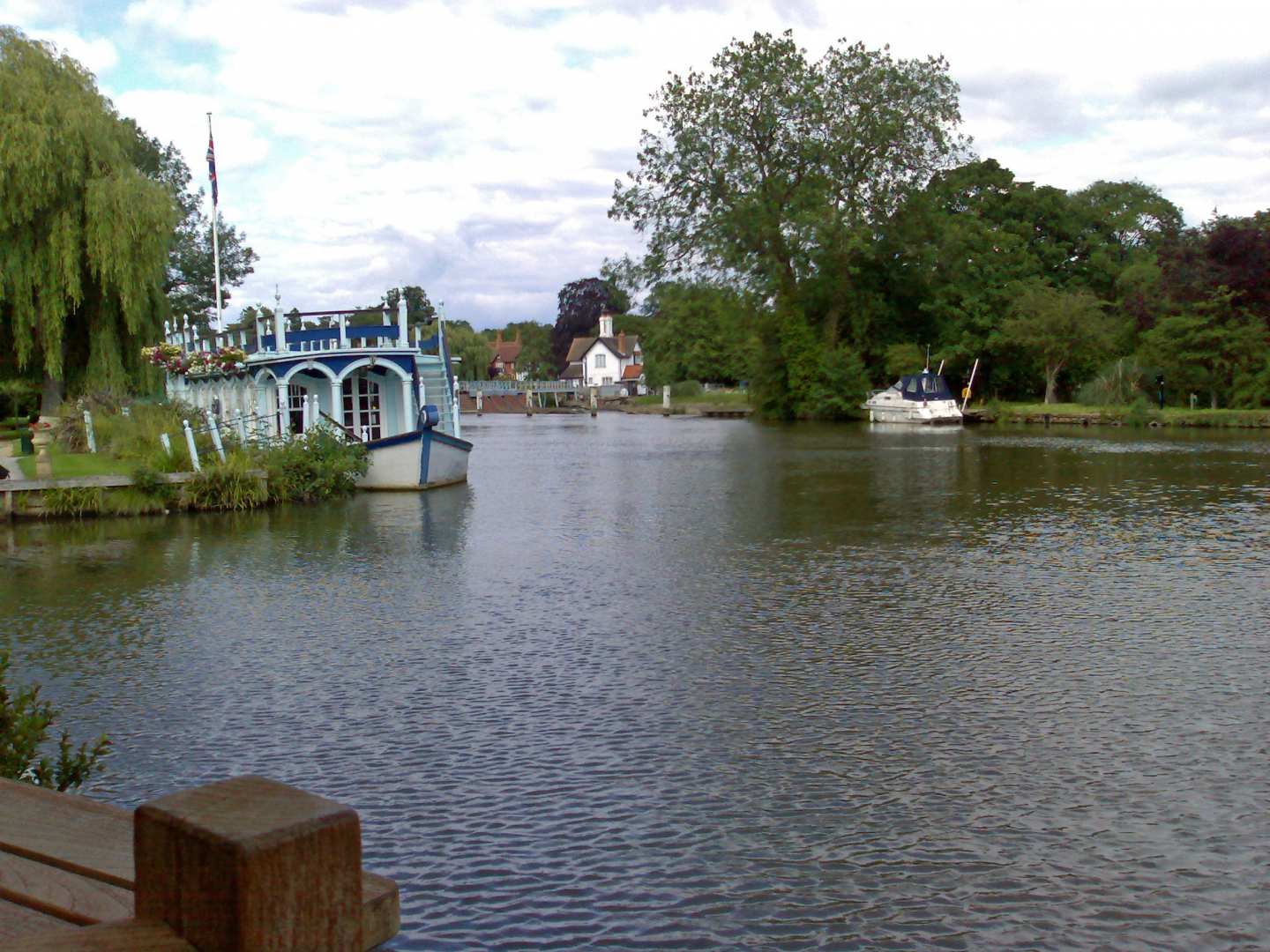 Western Thames Path in 7-8 Days — Contours Walking Holidays