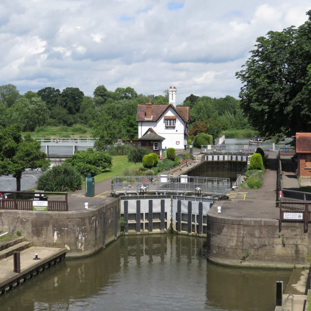 Western Thames Path in 7-8 Days — Contours Walking Holidays